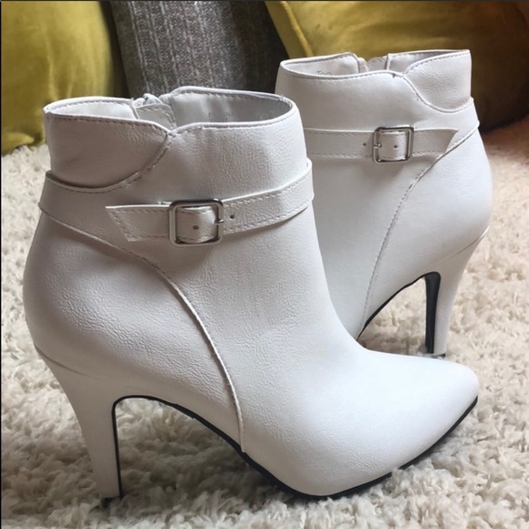 me too | Shoes | Me Too White Ankle Booties | Poshmark